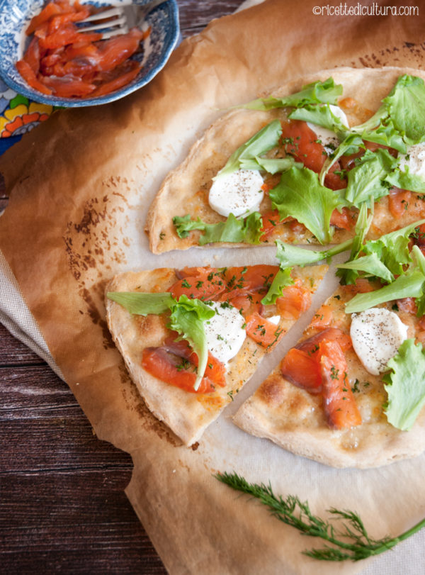 Pizza sottile con gravlax e caprino fresco - Ricette di Cultura